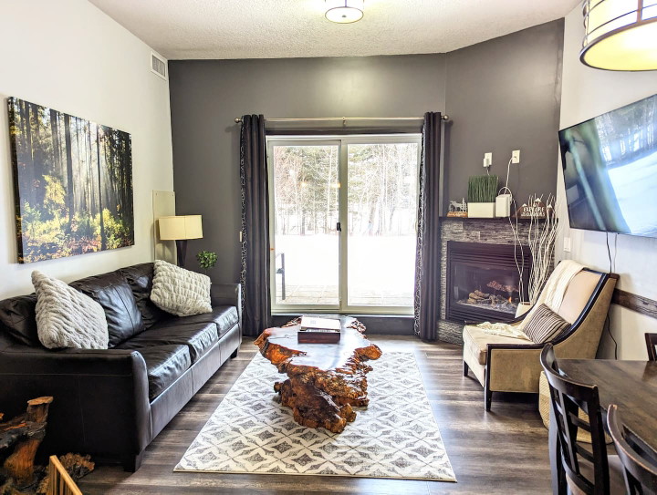 Canmore Mountain Retreat. Hot Tub, Pool, King Bed! - Alberta