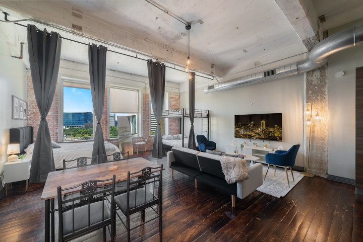 Luxe Downtown Loft | Free Valet Parking | Pool - Dallas, TX