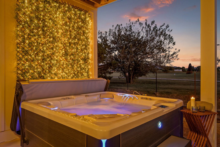 Hot Tub | Fireplaces | Sculpture Views | Lux Dwtn - Signal Mountain, TN