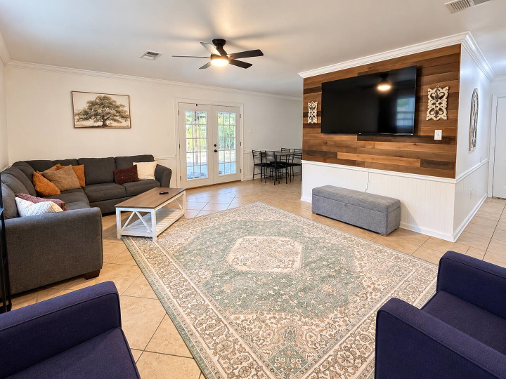 Comfortable Monroe Stay | 3 Queens  Covered Patio - West Monroe, LA
