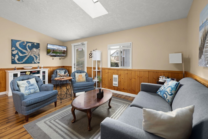 Oceanfront Cottage: Beach, Dock, Hot Tub & Kayaks - Sooke