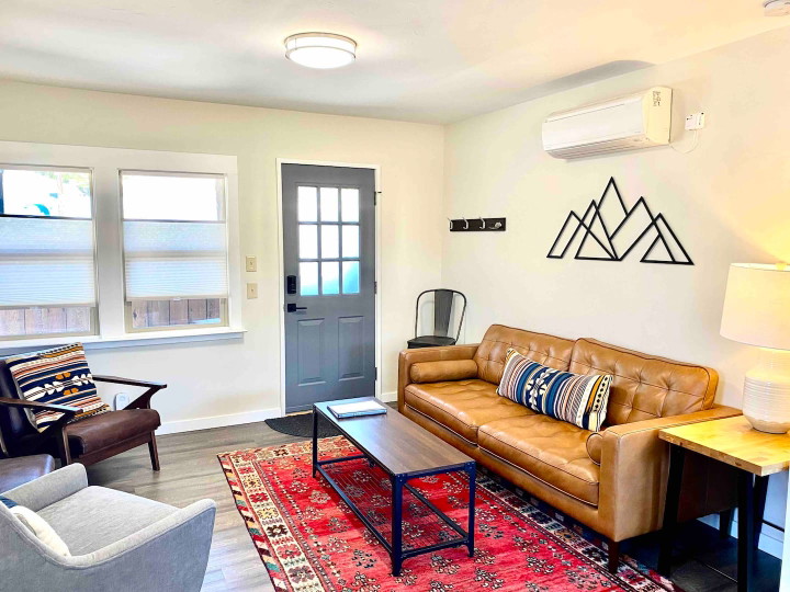 Downtown | Mid-mod Stylish | Charm | Stone Cottage - Mount Shasta, CA