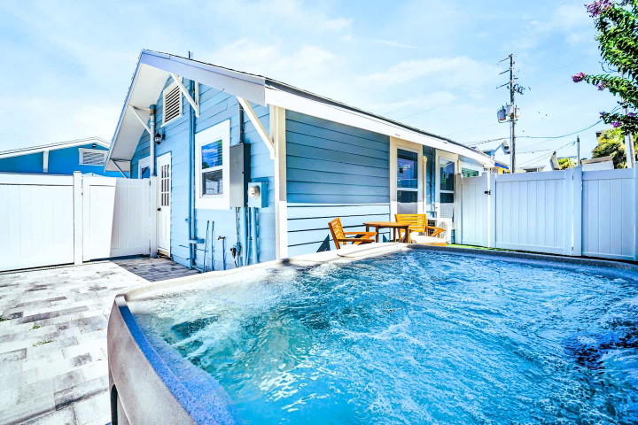 Beach Cottage: Hot Tub, Pets & On Beach Access - Indian Rocks Beach, FL