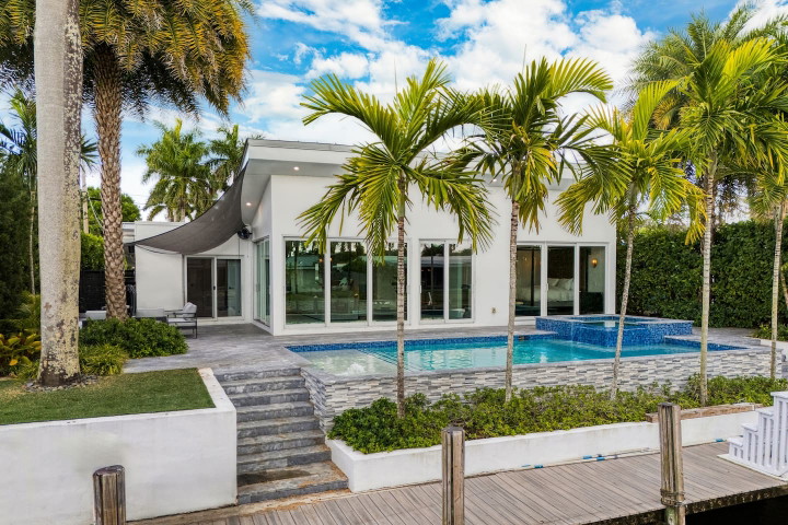 Canal-front Oasis W/ Pool, Hot Tub & Private Dock - Fort Lauderdale, FL
