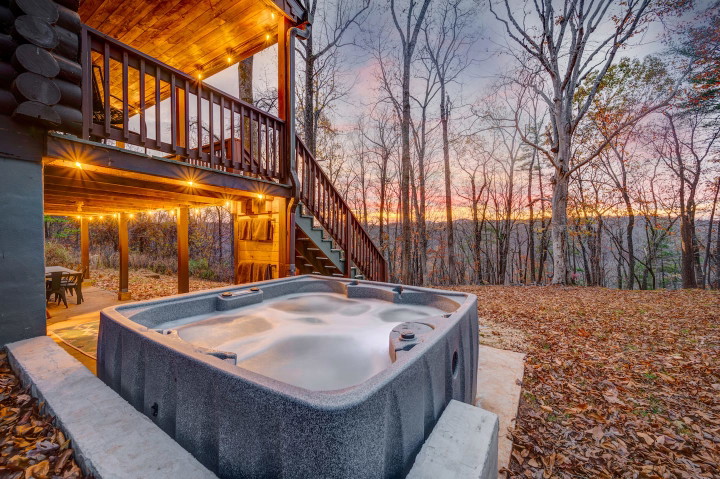 James River Cabin | Riverfront W/ Hot Tub & Views - 