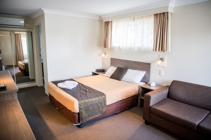 Standard Queen Room - Goulburn