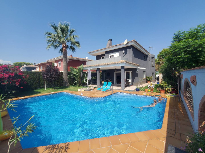 Villa Pierre: Con Piscina Privada Y 4 Habitaciones - Castellón de la Plana