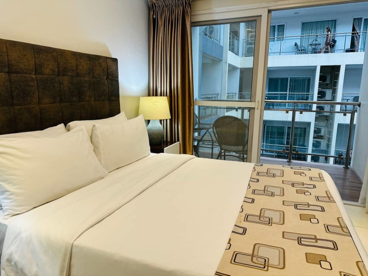 Spacious 44sqm Studio · Pool View · 8th Floor - Angeles