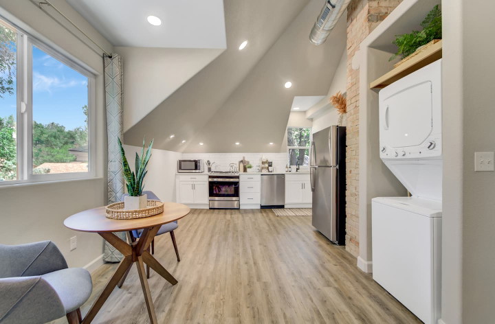 *Newly Reno'd Private Suite | Full Kitchen | W/d - Colorado Springs, CO