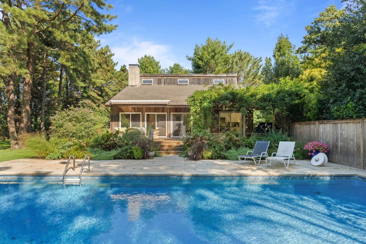 Hamptons Oasis: Pool, Grill, Lush Landscape - Westhampton Beach, NY