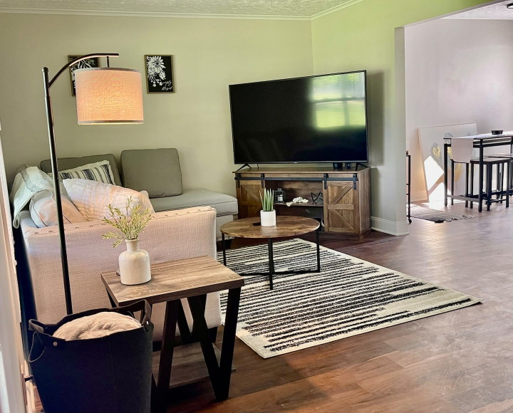 Bright And Cheery- Centrally Located Home - Columbus, OH