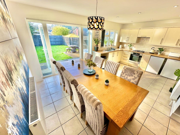 Large Four Bed - With Hot Tub + Parking - Sleeps 8 - Sandbanks