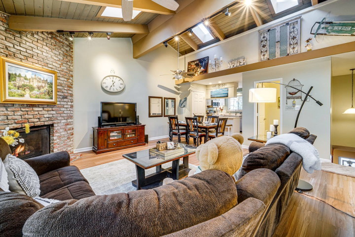 Artists Tahoe Retreat: Pool, Art & Ski Access! - Carson City, NV