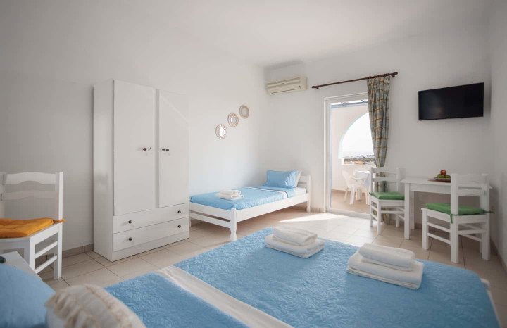 Studio 09: Sea, Sun, Pure Enjoyment - Naxos