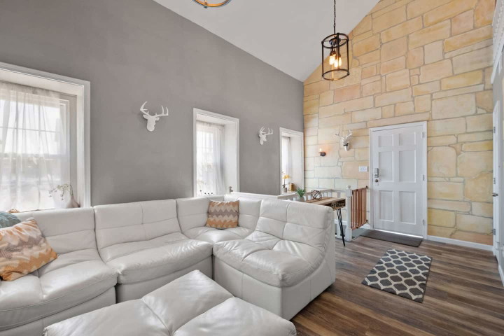 On Main+ Sleeps 6+ Courtyard - Grafton, IL