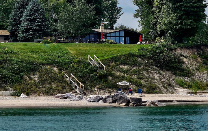 Mid-century Lake Michigan Escape | Private Beach - Racine, WI