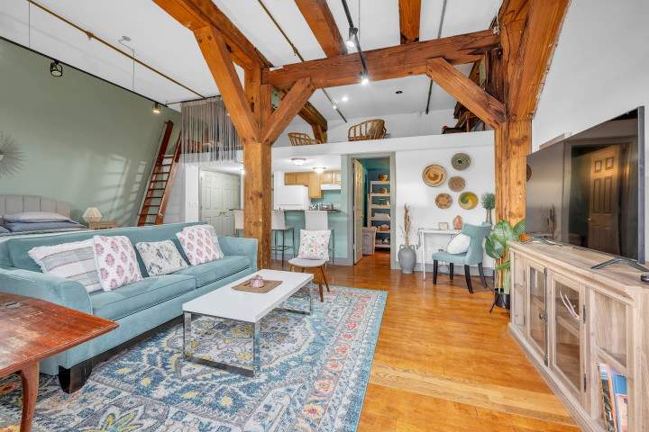 Vibrant Industrial Loft *King Bed* Private Entry - Detroit, MI