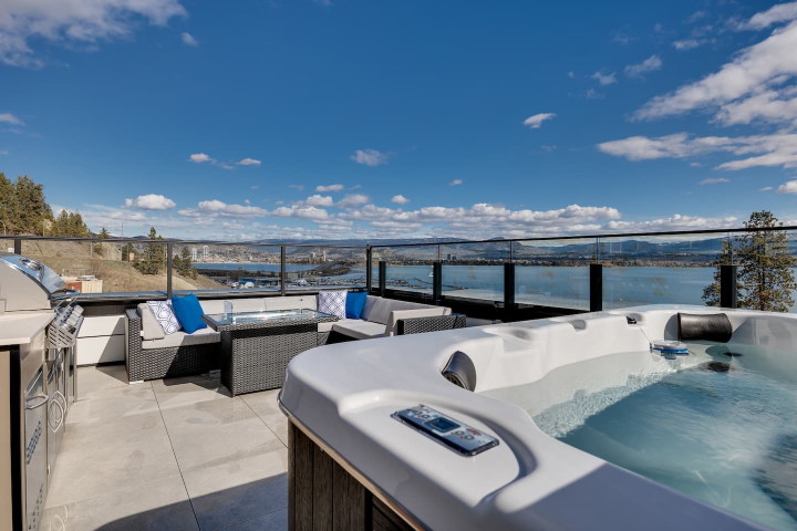 Coastal Retreat W/ Rooftop Hot Tub/private Beach - Kelowna