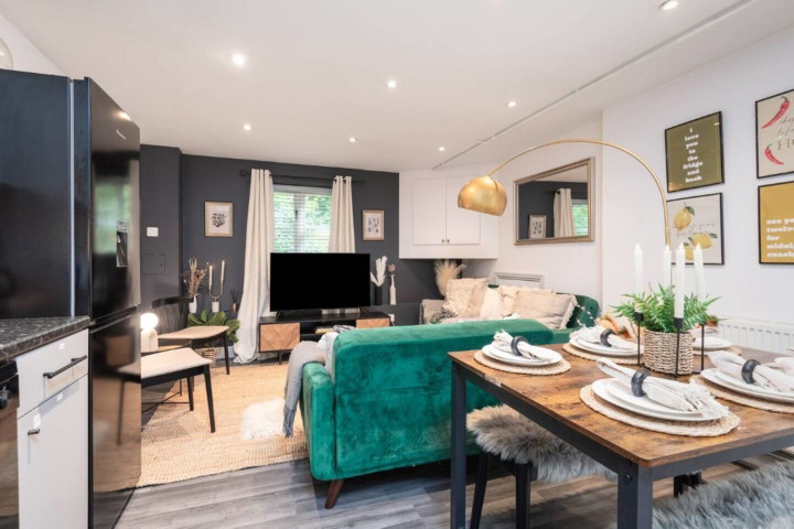 Stylish Home In The Heart Of Canterbury- Sleeps 10 - Isle of Sheppey