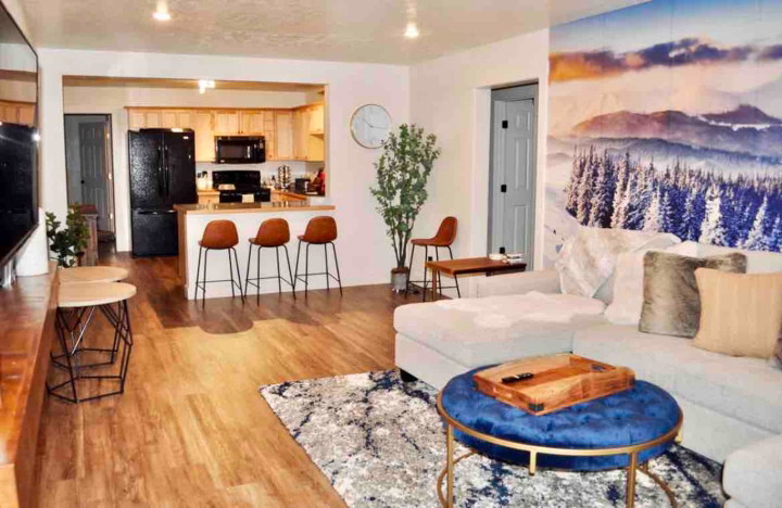 The Mural Chalet: Luxury Stay; Sleeps 13! - Kellogg, ID