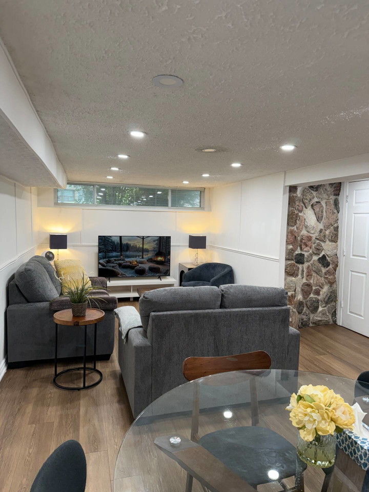 Cozy Two Bedroom Apartment Basement - Ontario