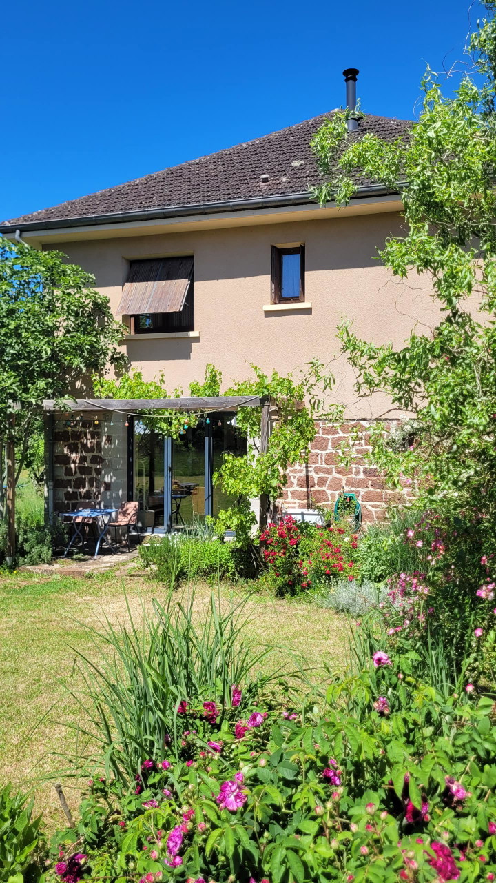 Une Maison De Famille Avec Jardin Paysager - Aveyron