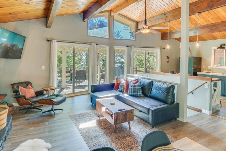 Large Balcony & Grill Near Lakes | Cozy Home| - Running Springs, CA