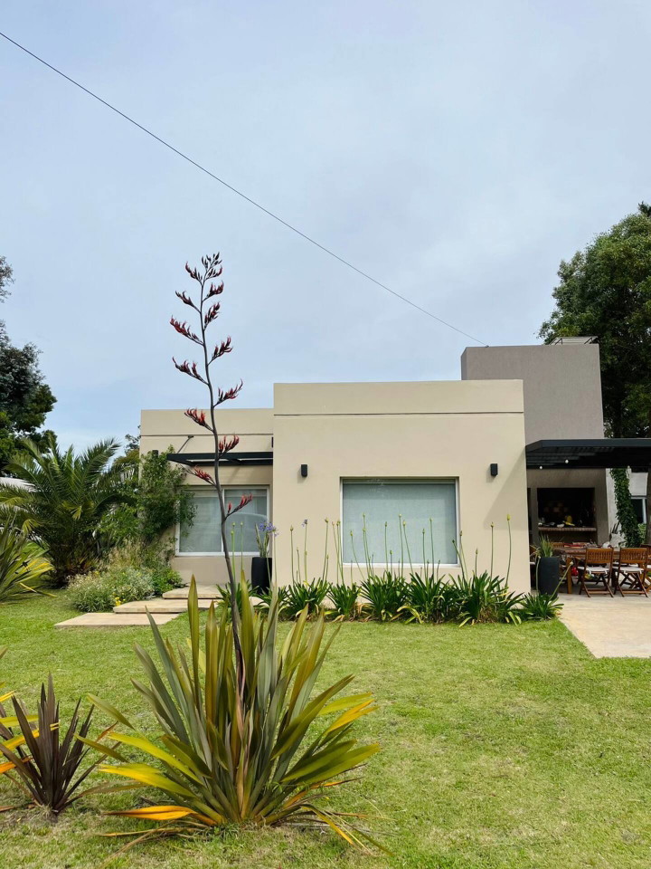 Moderna Casa En B° Cerrado Las Lomas De Miramar - Miramar