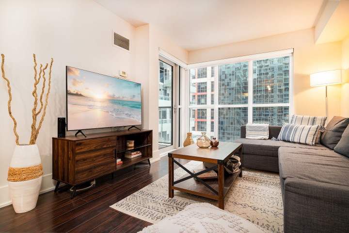 Charming Condo W Parking, Cn Tower View & Pool - Mississauga