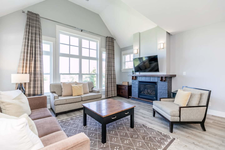 Sunny Days | Steps To Blue Mtn | Pool & Shuttle - Thornbury