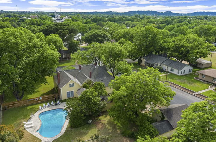 Spacious Home, 3 Blks To Main; Pool+fire Pit - Fredericksburg, TX