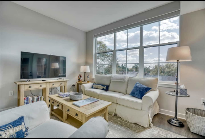 Elegant Uptown Condo W/parking - Annapolis, MD