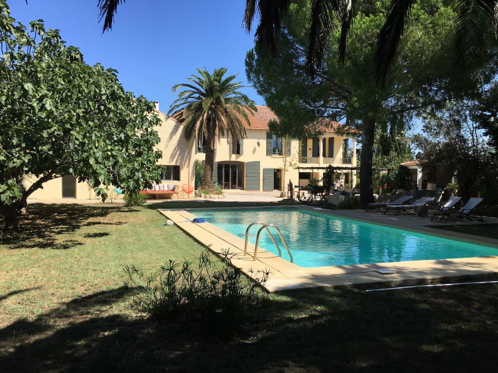 Arles: Mas (300m2) Entièrement Rénové Avec Piscine - Camargue