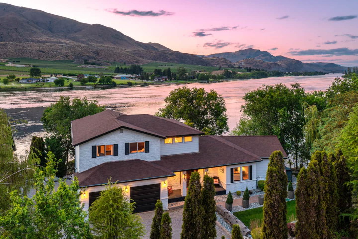 Juniper Hill Columbia Riverfront W/beach & Hot Tub - Lake Chelan, WA