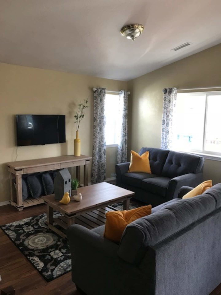 Clean, Cozy And Convenient Three Bedroom House - Montana