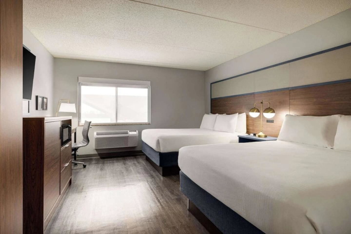 2 Queen | Americinn Lincoln | Near The Zoo - Lincoln, NE