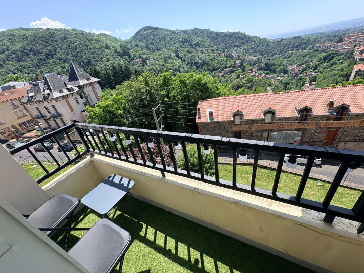 Appartement Dans Un Immeuble - Thiers