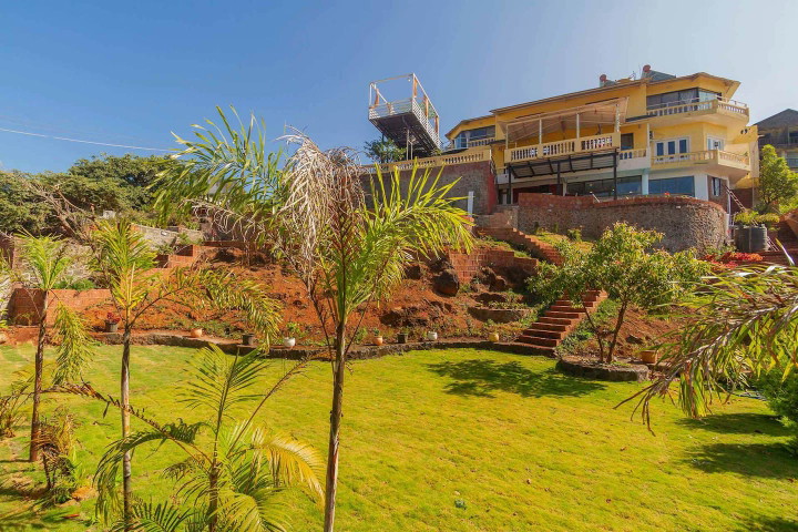 Serenity Hills By Stayvista  Pool & Games - Mahabaleshwar