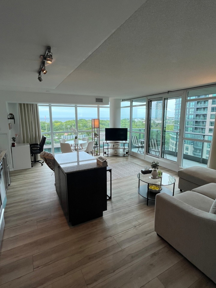 Waterfront Condo | Lakeview Escape | Free Parking - Toronto