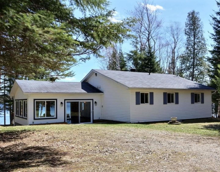 Beach Cove Cottage (3-bed + 1.5 Bath + Waterfront) - Laurentides