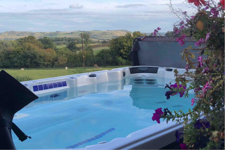 The Loft - Exceptional Views, Hot Tub & Balcony - Devizes
