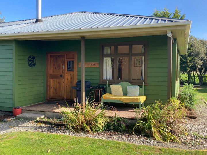 Flax Cottage, On The Road To The Hump Ridge Track - Fiordland