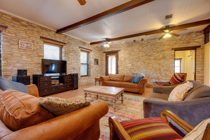 10-acre San Marcos Vacation Rental ~ 6 Mi To Tsu! - San Marcos, TX