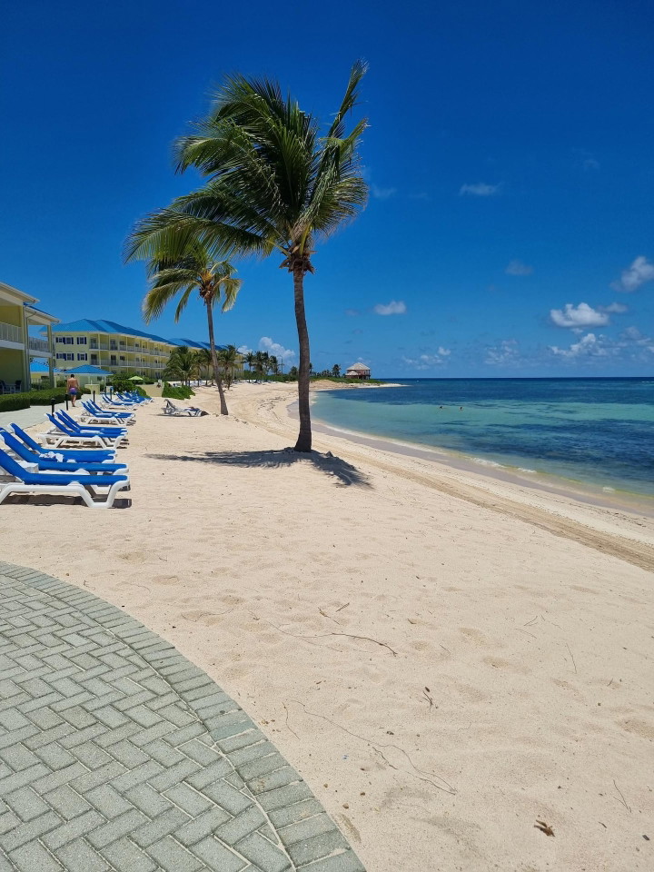 Luxury Penthouse 1 Bedroom Condo Beachfront Resort - Cayman Islands