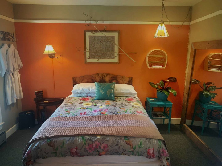 Chanticleer Inn: Maitre, Garden-view Room - Ashland, OR