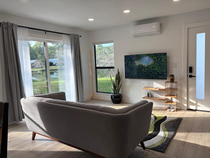 Pine Lake Escape: Lakefront Tiny House - Texas