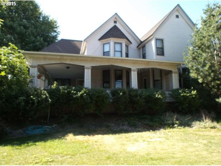 1888 Queen Anne, Two-story Stick House - Pendleton, OR