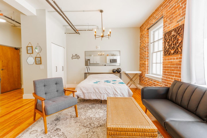 Second Floor Apartment At Nws! - DeLand, FL