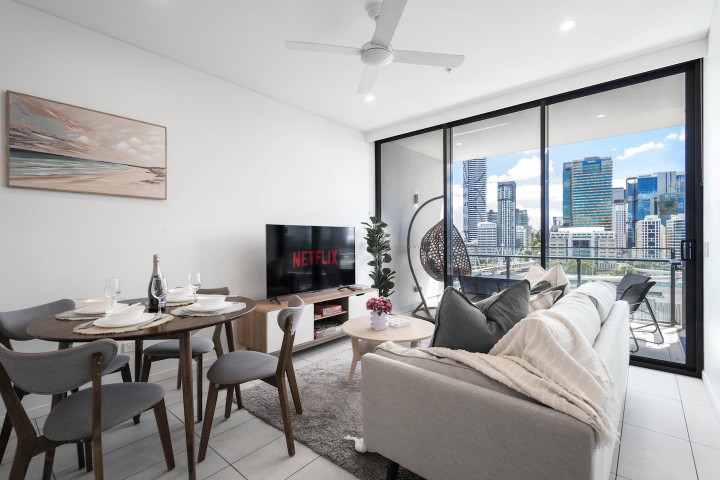 Panoramic 180° City Views 2br +Carpark, Pool & Gym - Brisbane