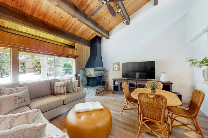 Radiant Condo With Fireplace, Outdoor Pool, Tennis - Lake Tahoe